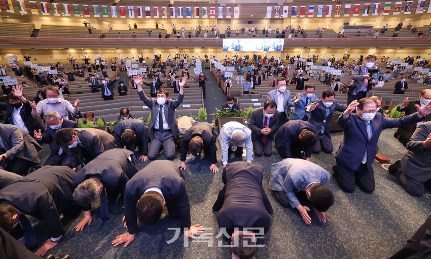 ‘프레어 어게인’ 간절한 기도 제단 쌓다